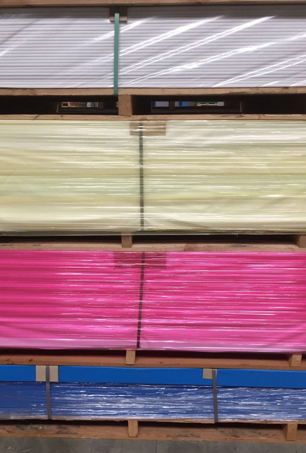 Farvet PVC Plader - extruderede opskummede plader | Deigaard Plast