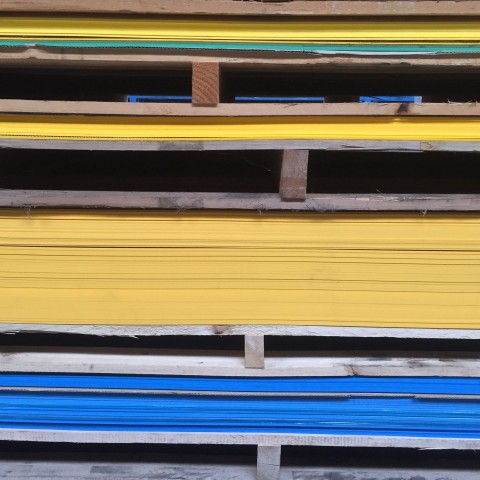 Farvet PVC Plader - extruderede opskummede plader | Deigaard Plast