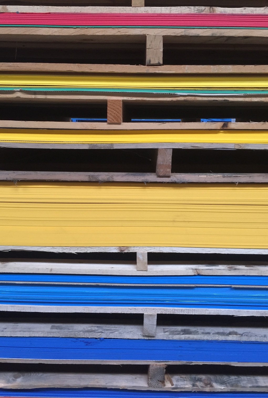 Farvet PVC Plader - extruderede opskummede plader | Deigaard Plast